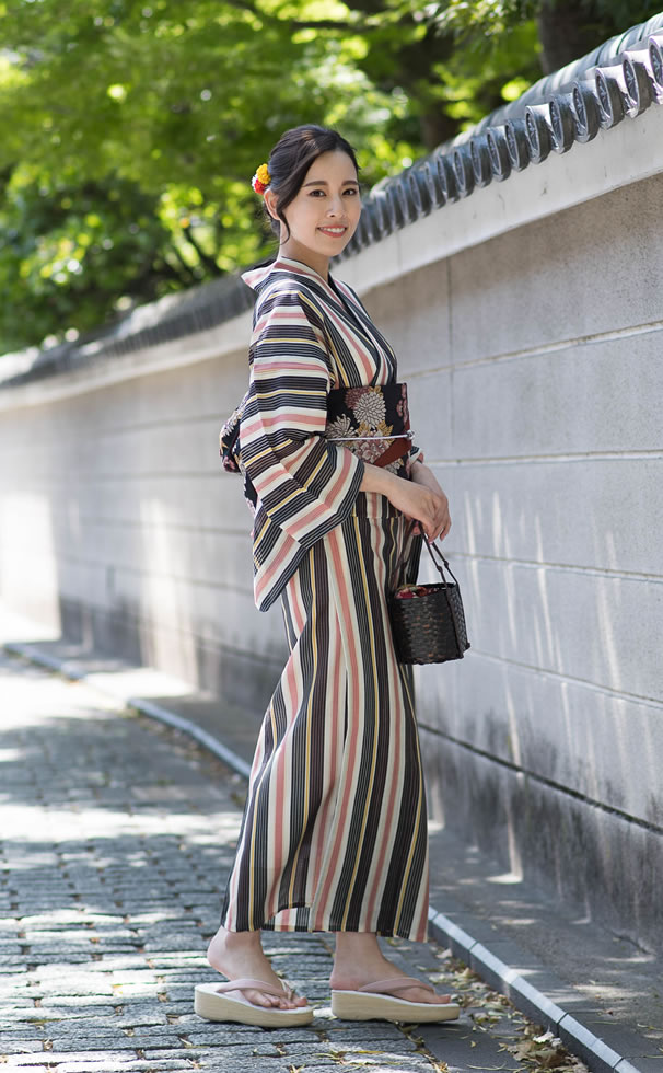 A Dignified Looking Retro Black Yukata with an Amazing Stripe Pattern ...