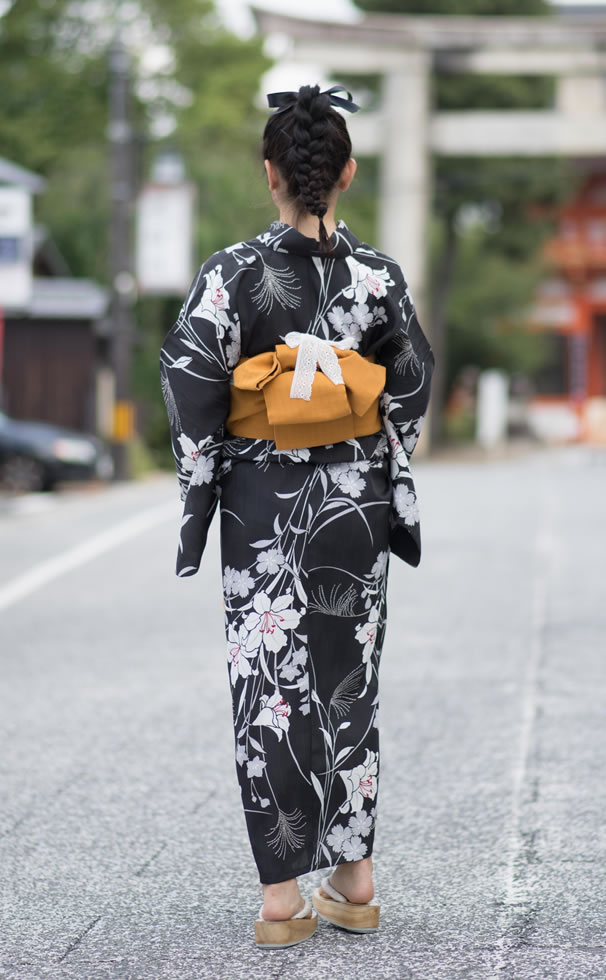 Refreshing, Calming Black Yukata with a Flower Pattern | Kimono rental ...