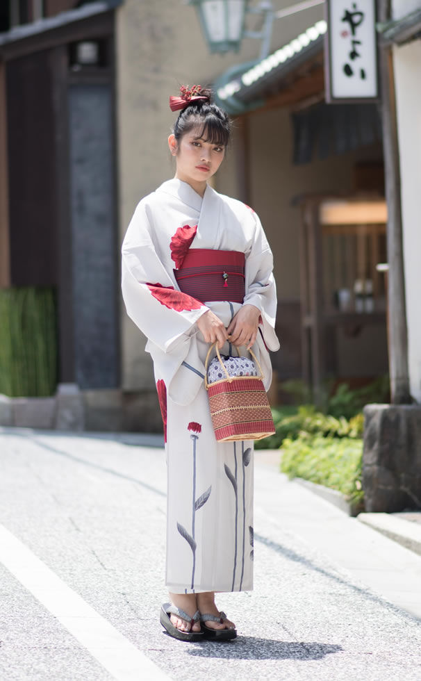 Elegant White Yukata with a Checkered Pattern | Kyoto Kimono Rental ...