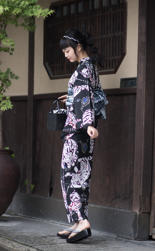 Elegant Black Yukata with a Cat Pattern | Kyoto Kimono Rental Waplus ...