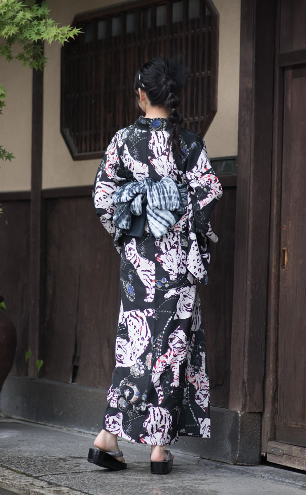 Elegant Black Yukata with a Cat Pattern | Kyoto Kimono Rental Waplus ...